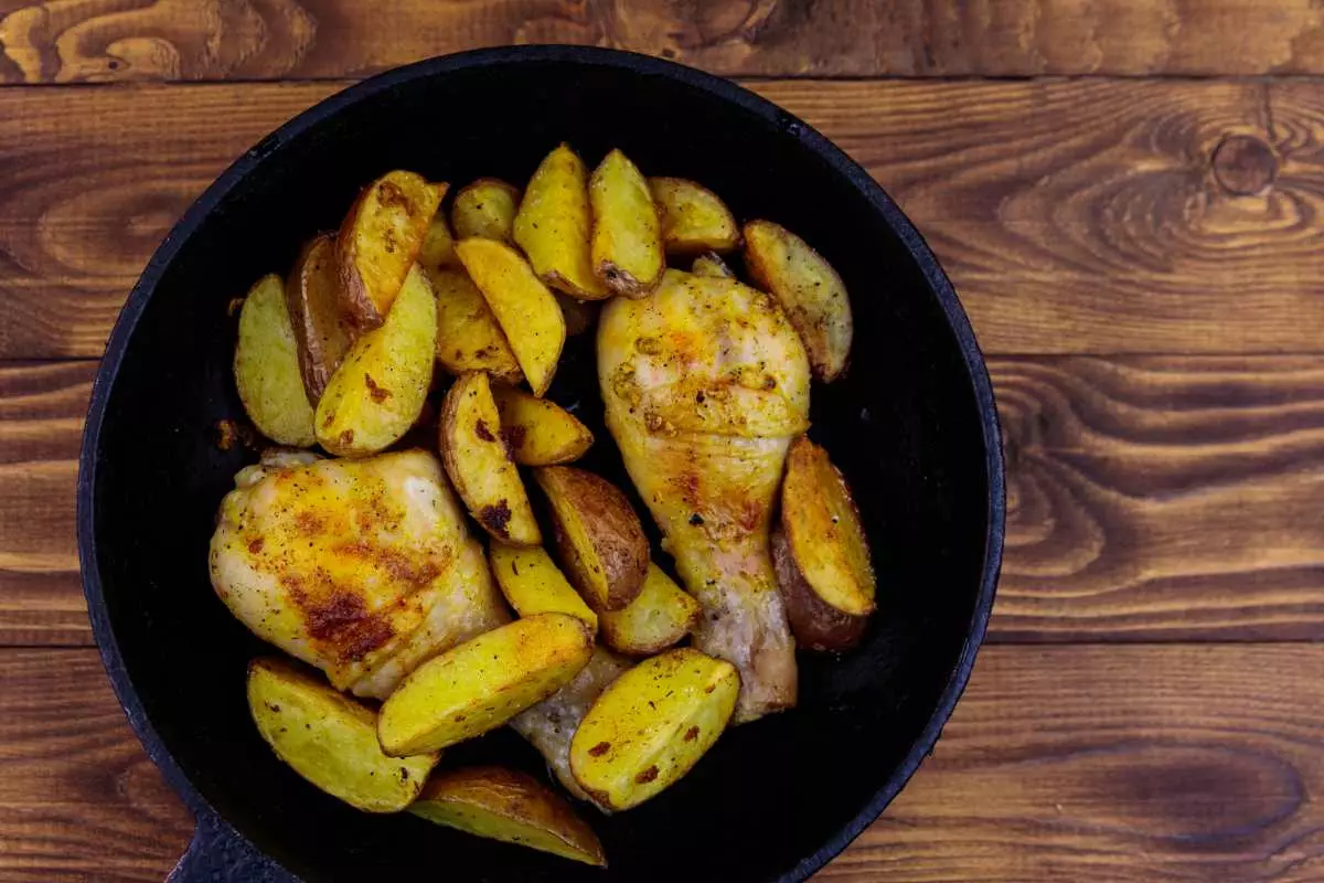 Kip en ierappels yn knoflookbûter, in ienfâldich en smakelich gerjocht