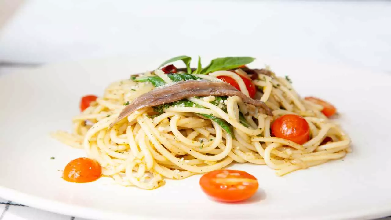 Spaghetti ine anchovies uye fennel