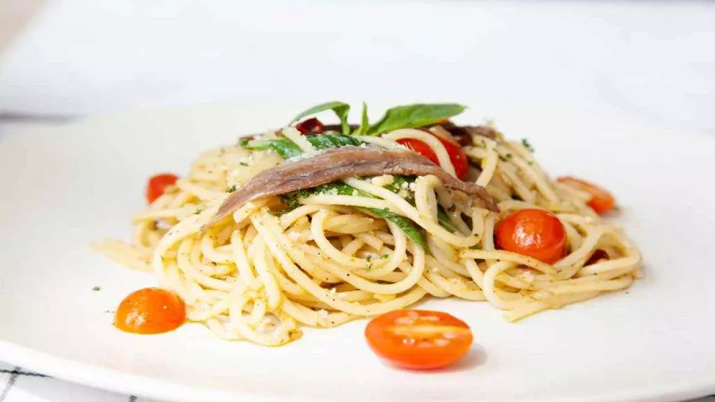 Spaghetti jeung anchovies jeung fennel