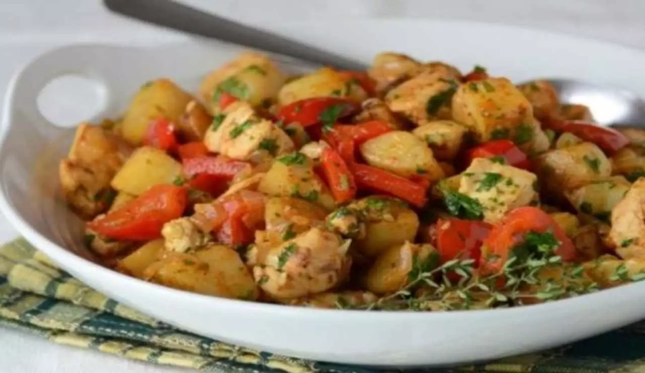 Pan-fried turkey bites with peppers and potatoes