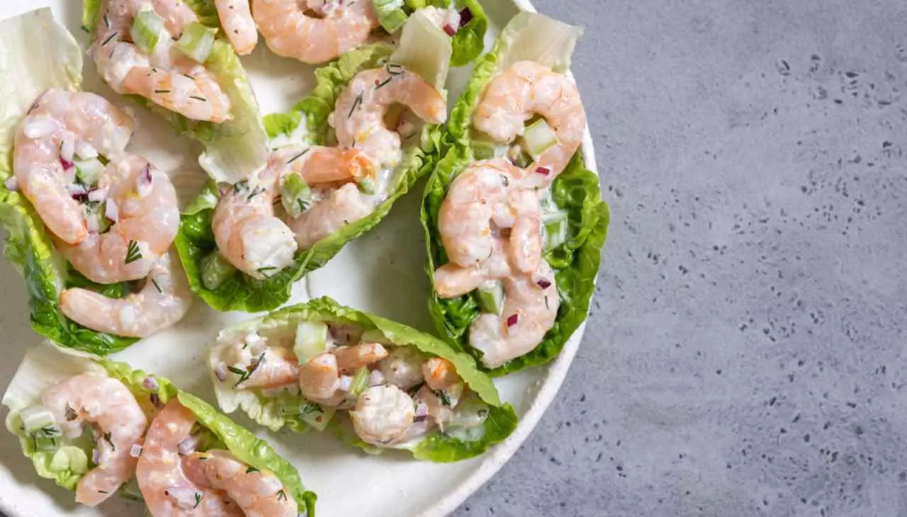 Bateaux de laitue avec mayonnaise et recette de crevettes