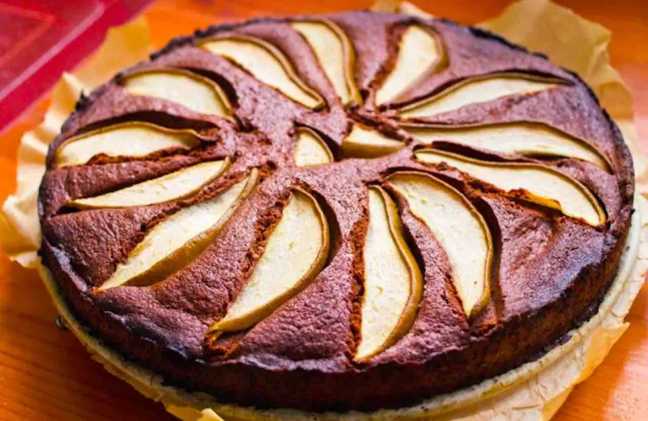 Tarte com creme de chocolate e pêra sem manteiga e sem ovos