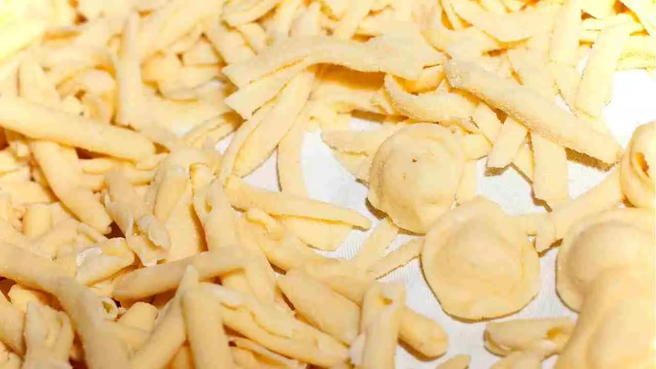 ගෙදර හැදූ Apulian orecchiette සහ fricelli