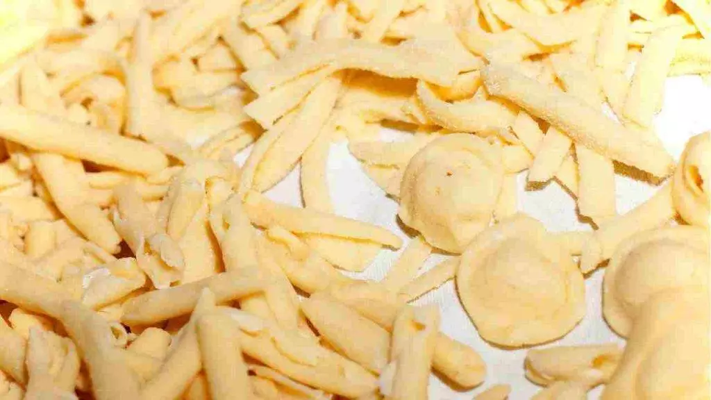 Гар хийцийн Apulian orecchiette болон fricelli