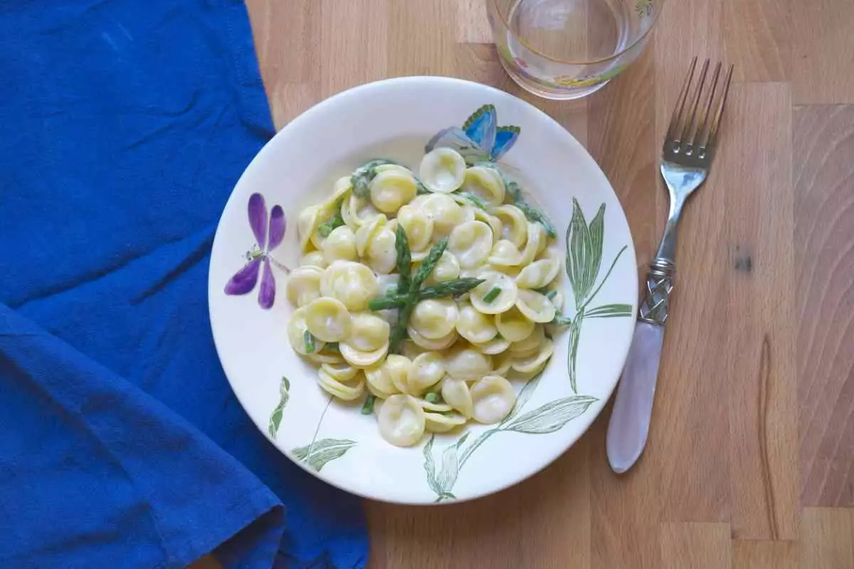 Orecchiette kalawan asparagus: resep pikeun piring gancang jeung basajan