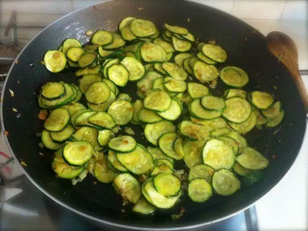 zucchini ڪريم ۽ خشڪ ٽماڪن سان linguine: هڪ حقيقي لذيذ 12396_5