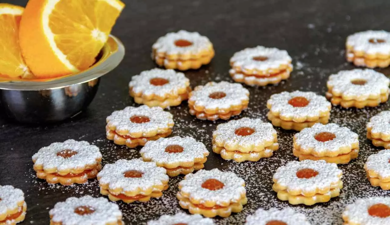 Orangen-Mürbeteiggebäck gefüllt mit Rezeptaufdruck