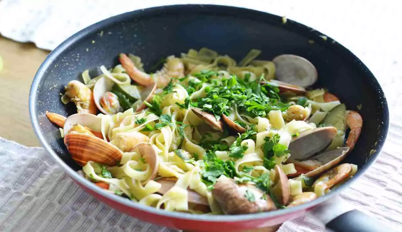 Noodles na may courgettes, clams at hipon