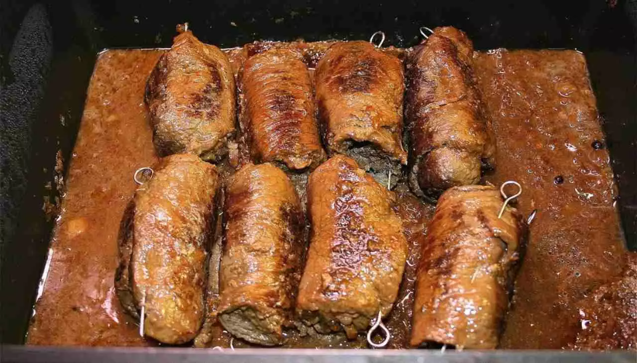 Nyama na bakoni rolls stuffed na uyoga katika mchuzi - ricettasprint