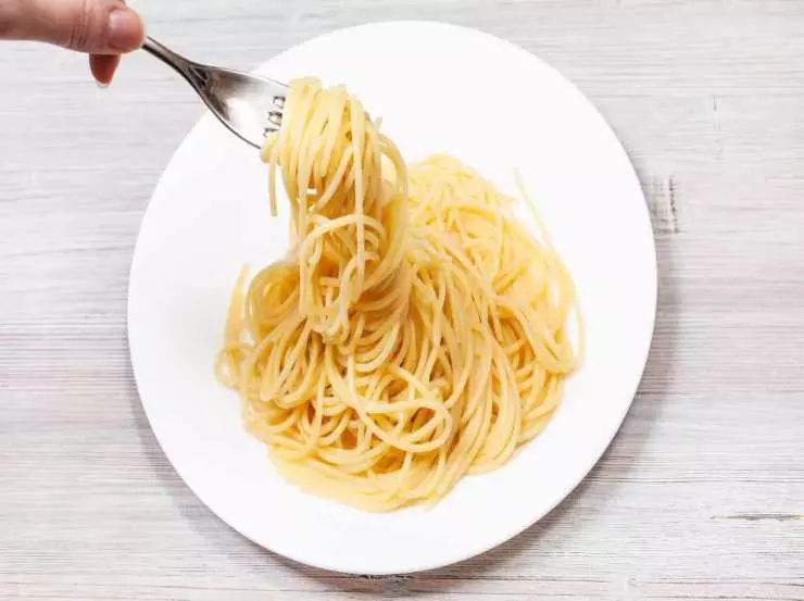 Espaguetis con alcachofas e pan relado | Unha receita típica de inverno 12581_2