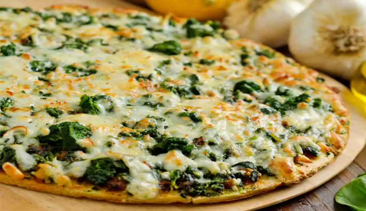 素食短跑披薩配菠菜和乳清乾酪