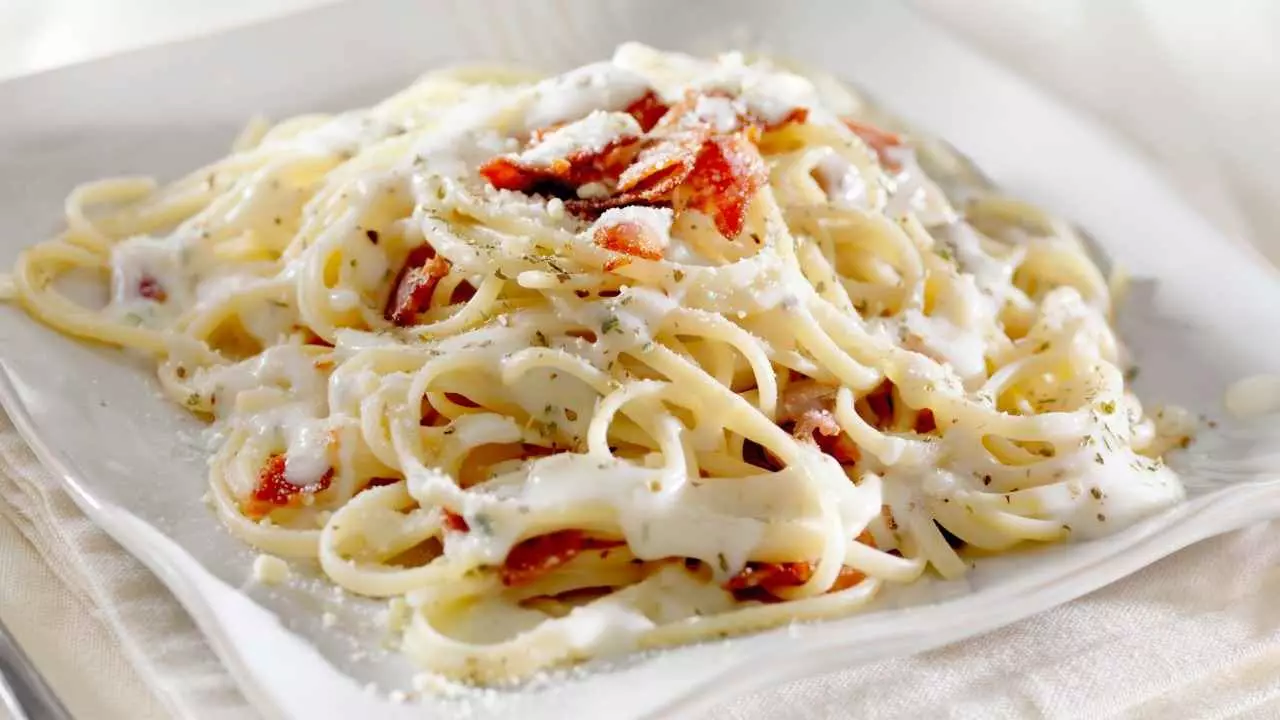 Spaghetti med radicchio och Montasiofondue