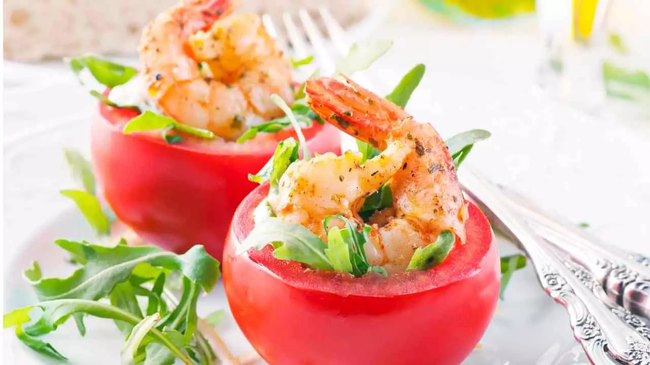 Plenigitaj tomatoj kun salikokoj kaj filadelfio