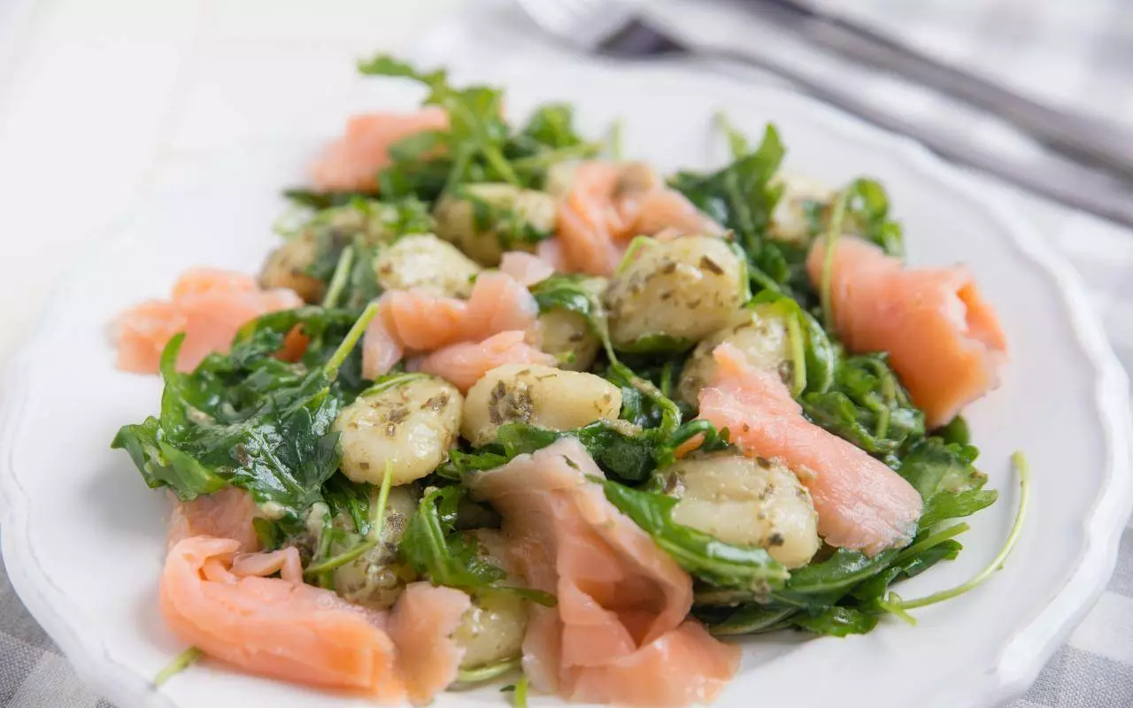 Gnoquis con pesto de rucola, salmón e piñóns FOTOGRAFÍA impresa da receita