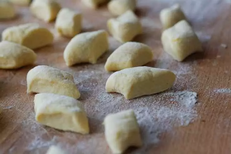 रकेट पेस्टो, साल्मन र पाइन नट्स फोटो रेसिपी प्रिन्टको साथ Gnocchi