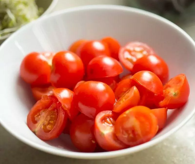 لہسن اور اوریگانو، سائیڈ ڈش یا لاجواب چٹنی کے ساتھ پین میں ٹماٹر 1270_2