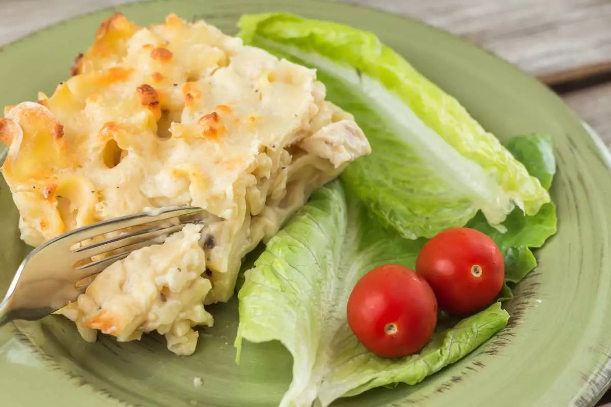 Lasagna na may chicken Alfredo sauce, isang Italian American dish na susubukan