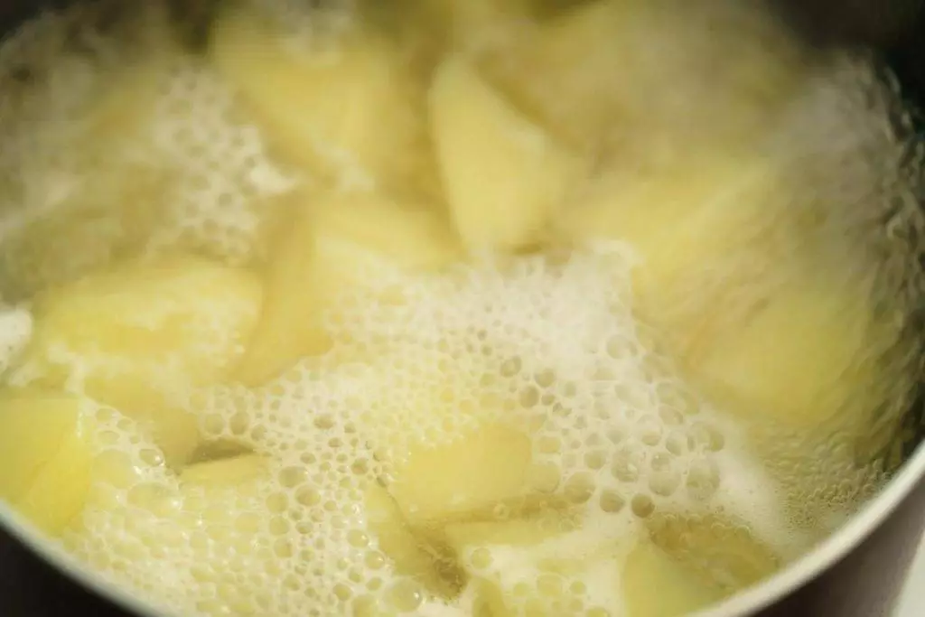 Προετοιμασία συνταγής τοστ πατάτας με ζαμπόν και τυρί 12775_2