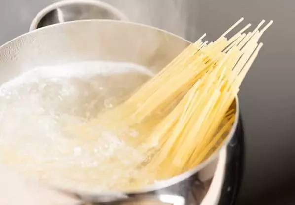 Спагети тиквички, аншоа и ботарга
