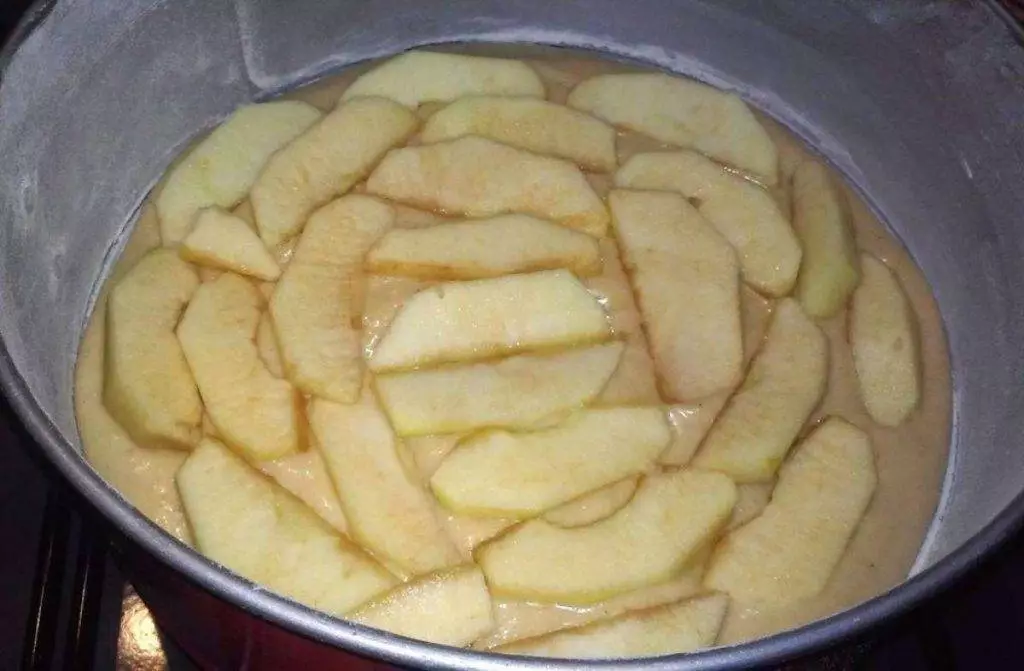 Яблучний пиріг з вершковим маслом м'який десерт ідеально підходить для сніданку 12843_4