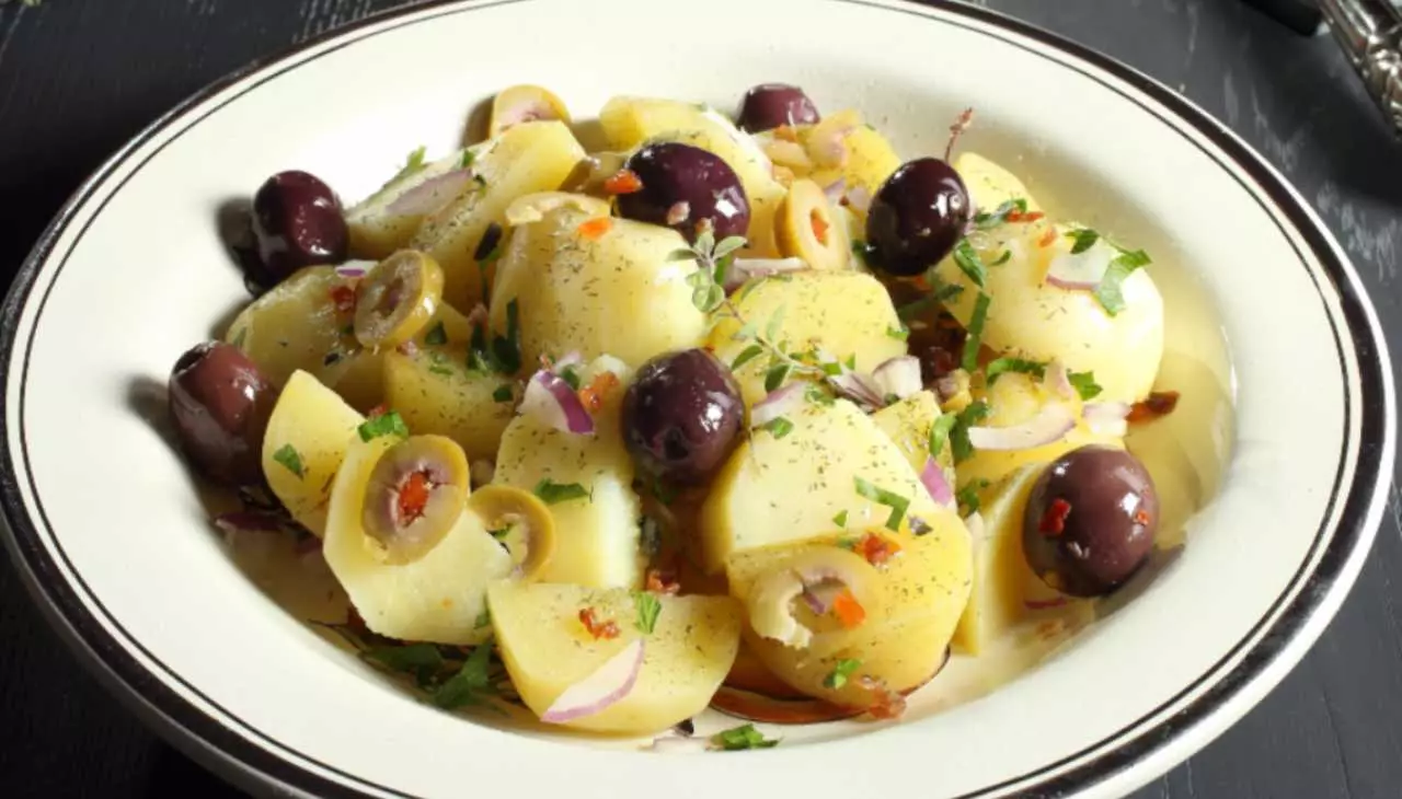 I-potato isaladi kunye ne-anyanisi ebomvu kunye ne-olive recipe