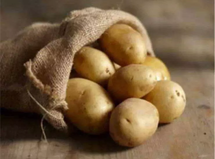 Salad kentang jeung bawang beureum jeung olives resep