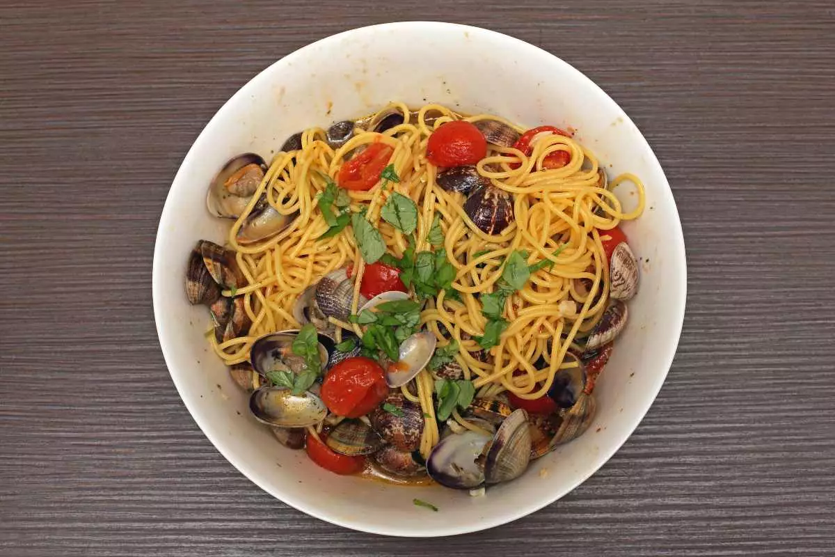 Spaghetti met mossels en kersietamaties, 'n eenvoudige en smaaklike eerstegereg uit die see