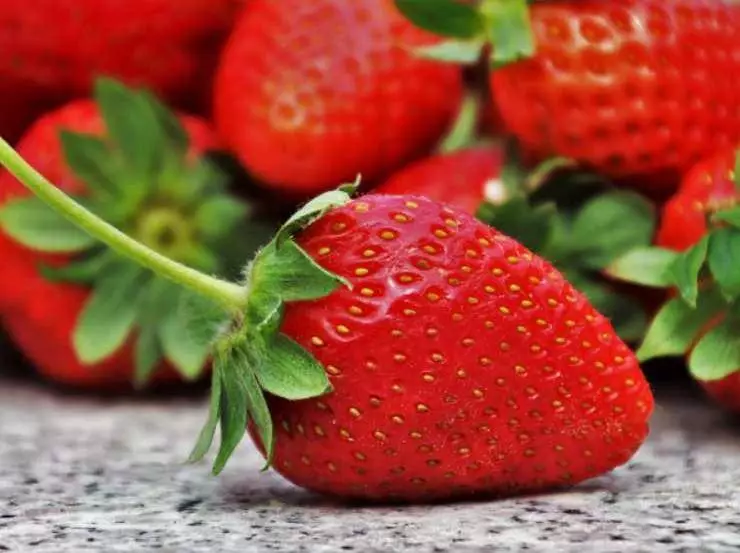 Likera strawberry ya kem, hêsan û tavilê amade ye 12972_2