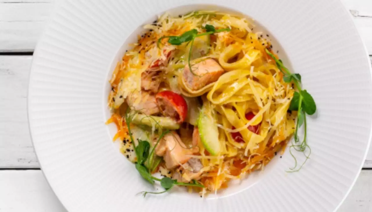 Lax och grönsak kall pasta - ricettasprint