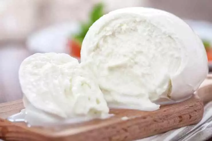 ခရမ်းချဉ်သီးနှင့် mozzarella ပါသောဒယ်အိုးထဲတွင် Calzoni - ricettasprint