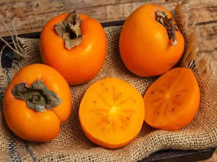 Persimmon katika mafuta huhifadhi maandalizi ya viungo vya mapishi 13011_2