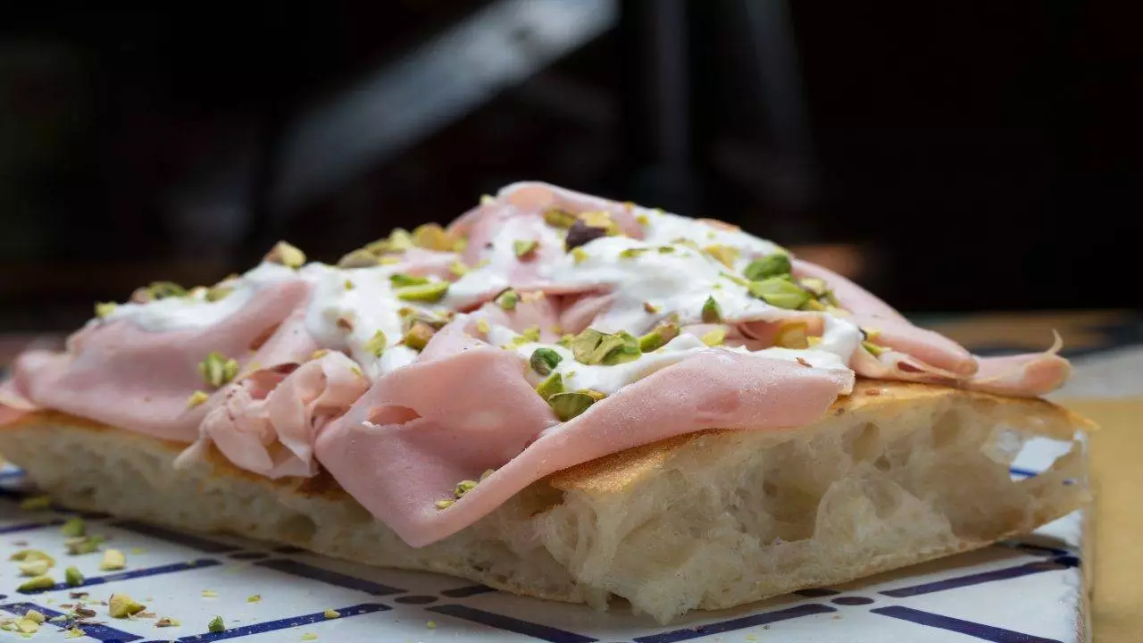 Focaccia pẹlu pistachios