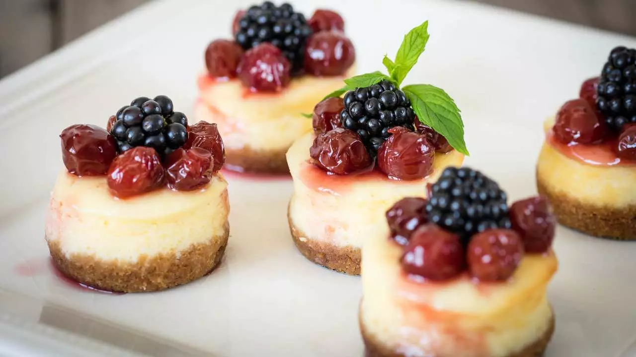 Mini nga cheesecake nga adunay mga blueberries