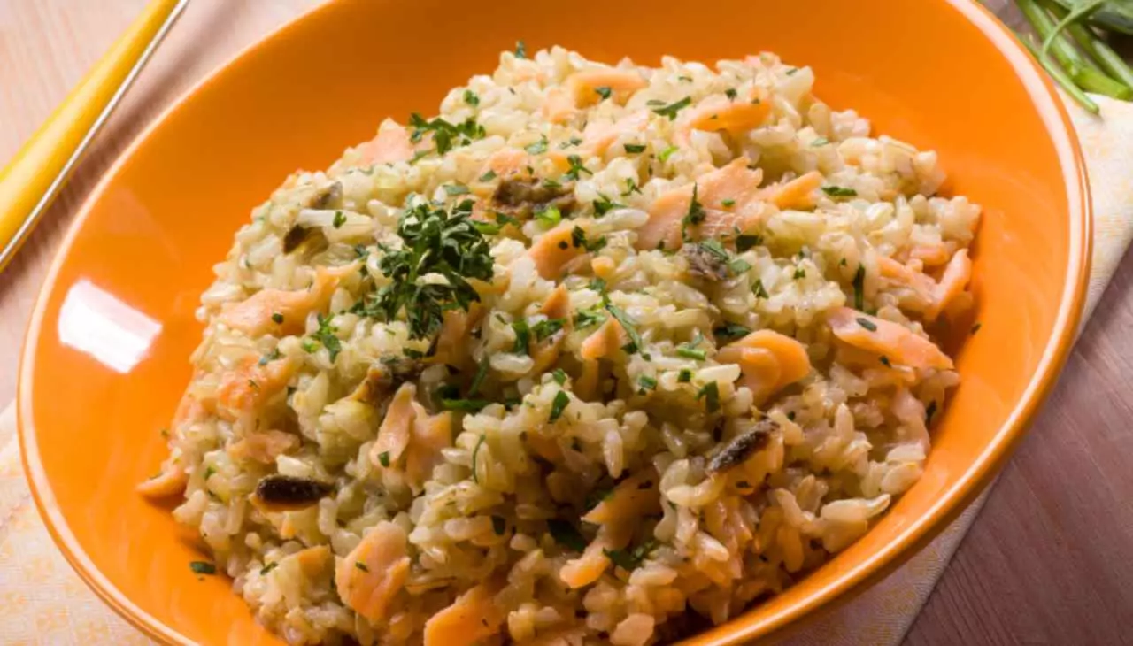Первое блюдо из риса с рыбой и специями