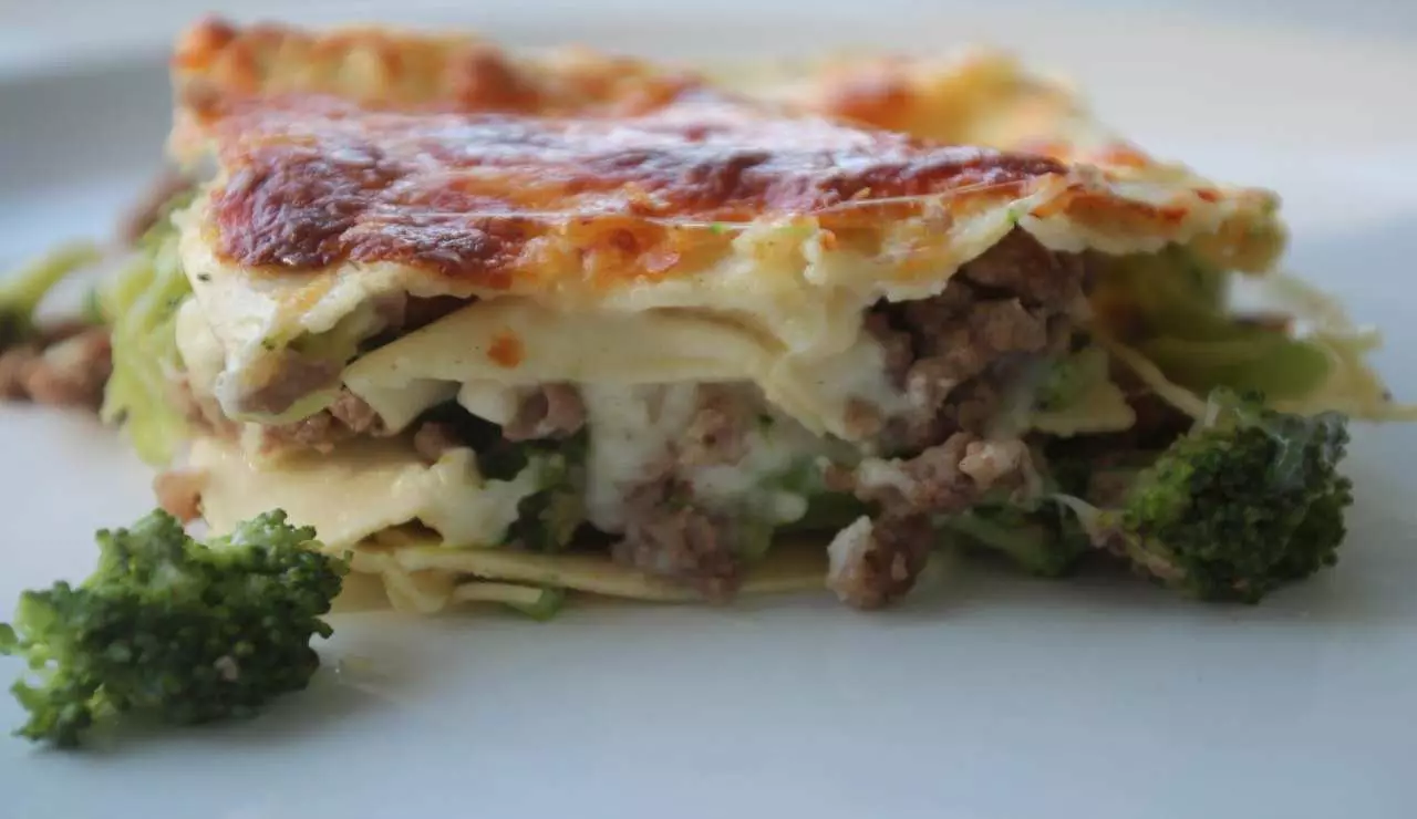 White lasagna ndi minced veal broccoli ndi mozzarella