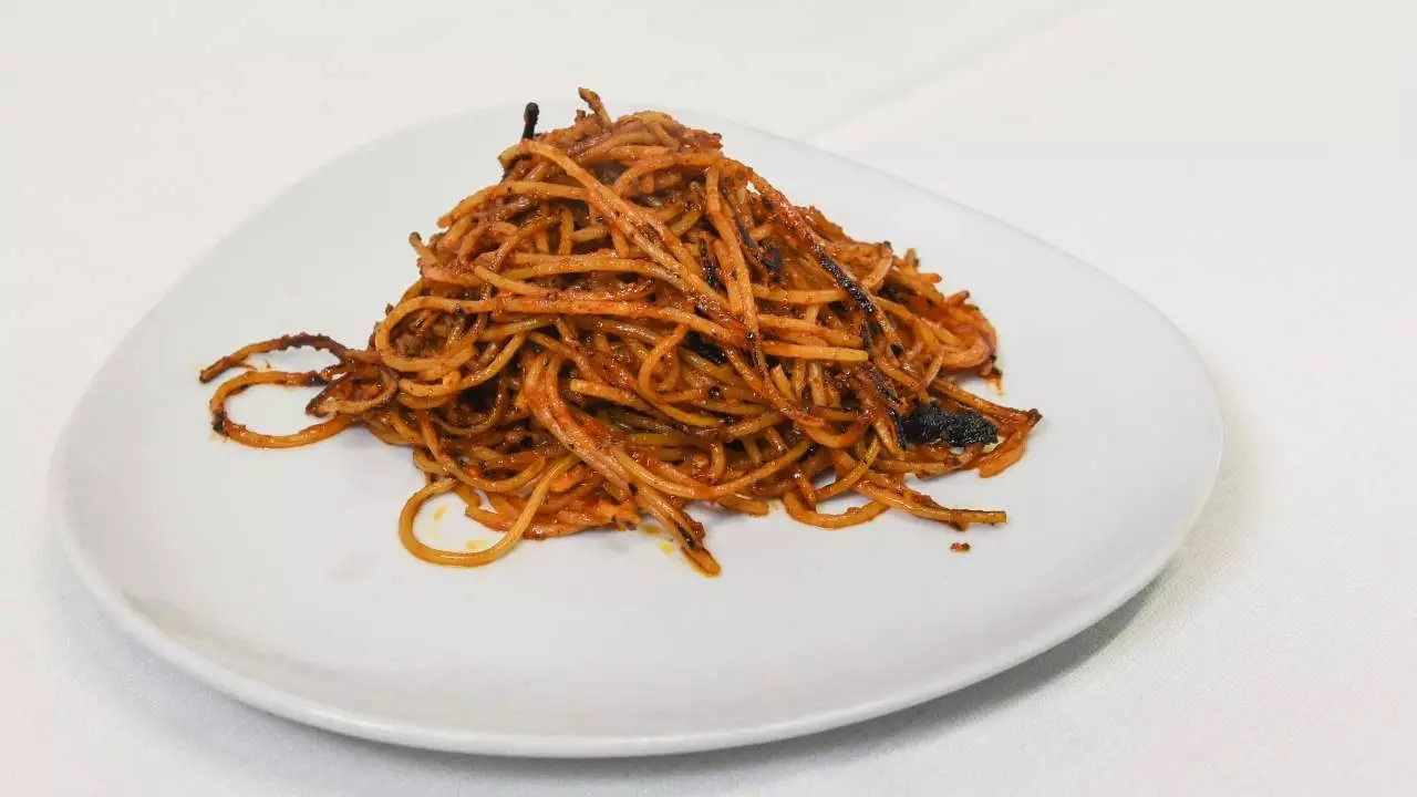 Spagetti all'Assassina retseptini tayyorlash uchun ingredientlar 13256_1