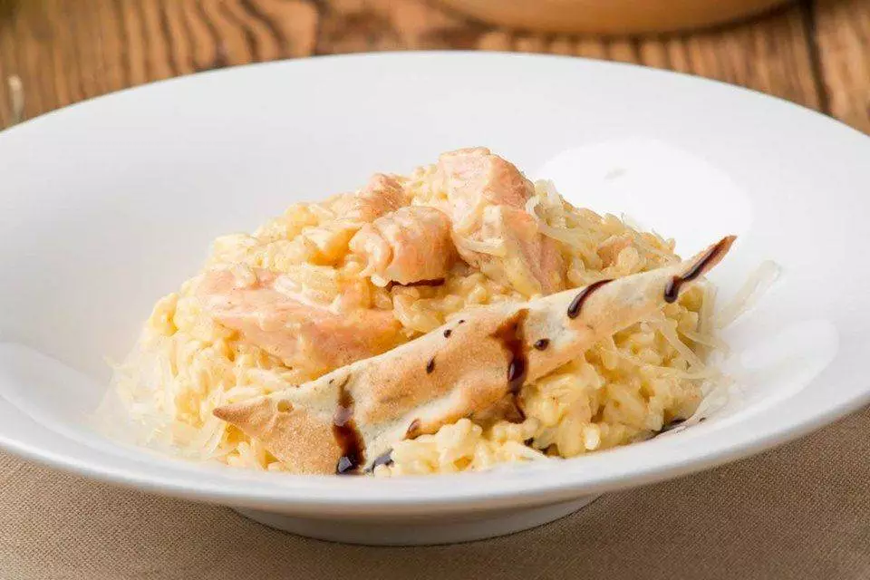 Salmon at turmeric risotto: isang simple at malusog na ulam