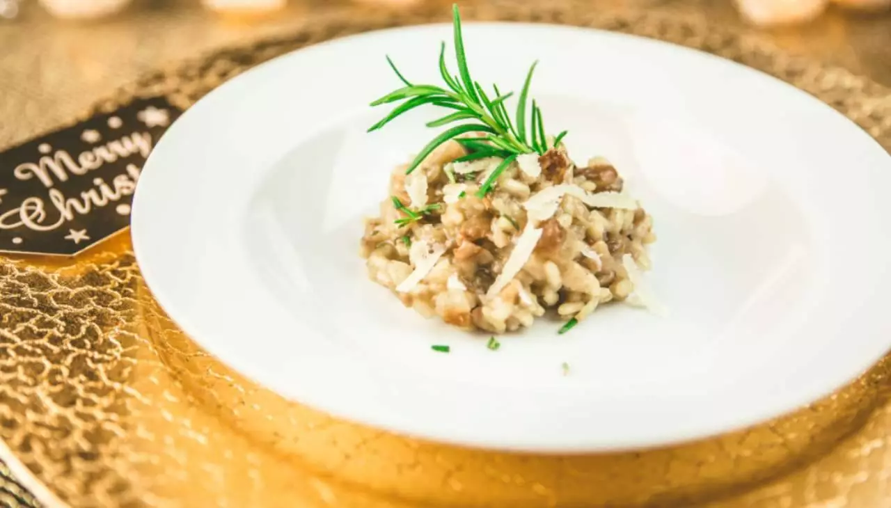 Risotto ជាមួយគ្រាប់ឈូក រ៉ូសម៉ារី និងខ្លាញ់ពីរូបមន្ត ខូឡូណាតា