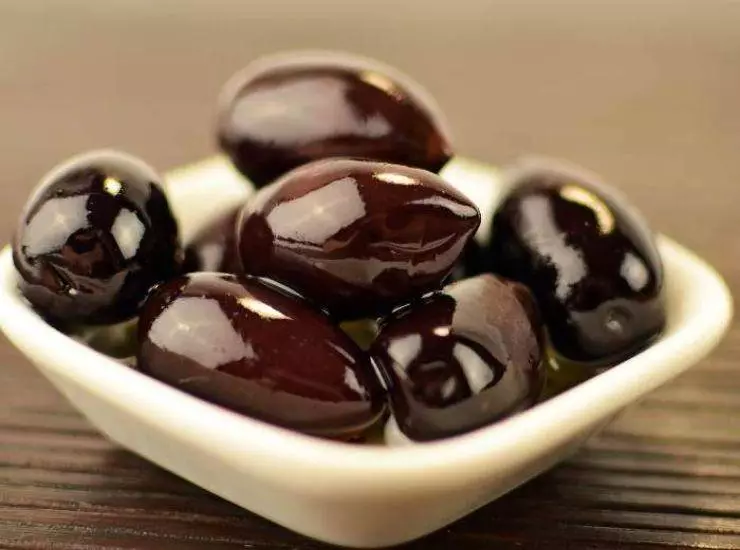 Рецепт за задушени ескароли со маслинки и борови ореви