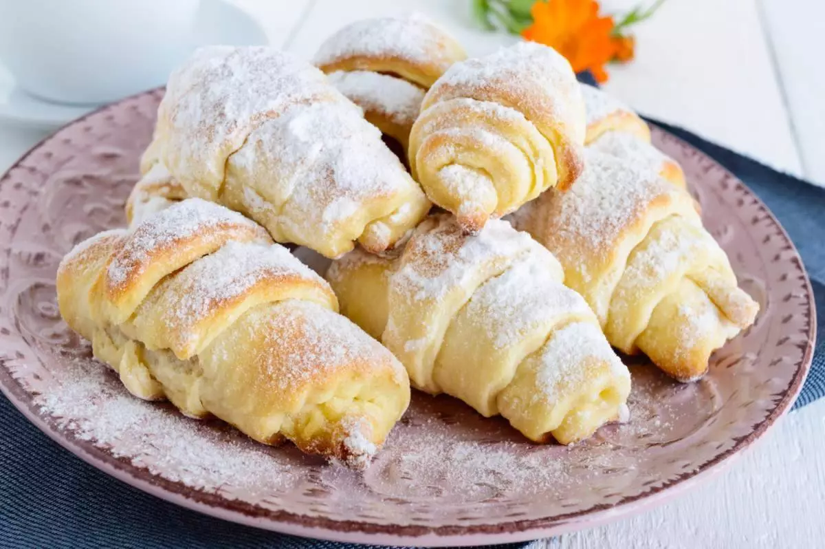 Croissants met melk en jogurt sonder botter, vir 'n sprintontbyt!