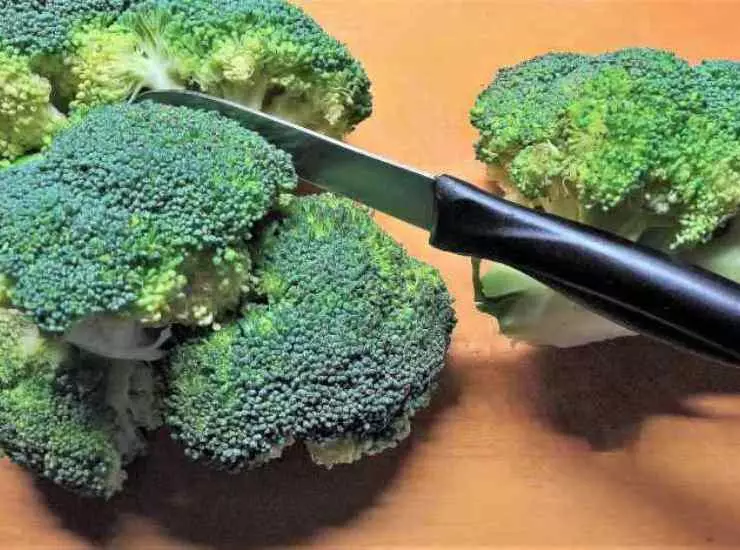 Tagliatelle yuzuye hamwe na broccoli na pesto ya pome