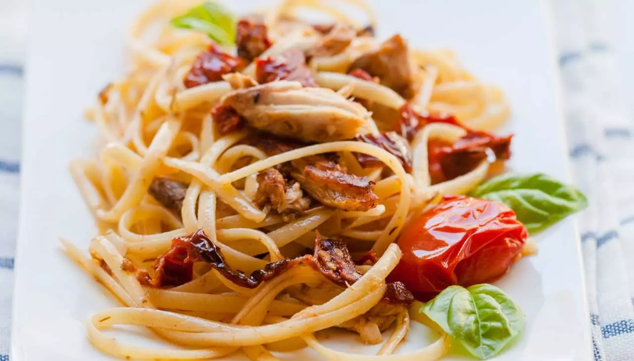 Linguine ine mackerel uye madomasi akaomeswa - ricettasprint