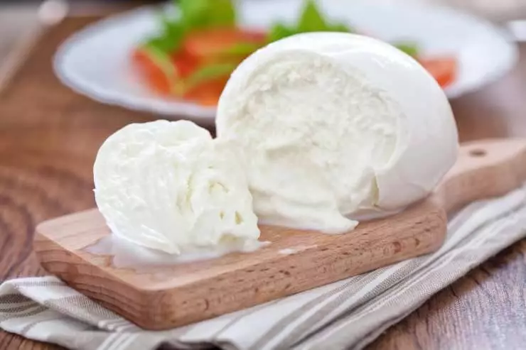 Anšoovise täidisega taignast mozzarella | väga eriline roog 13512_3