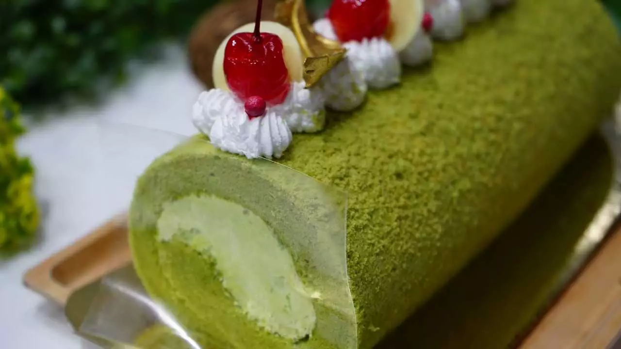 Rollo de té verde con crema chantilly