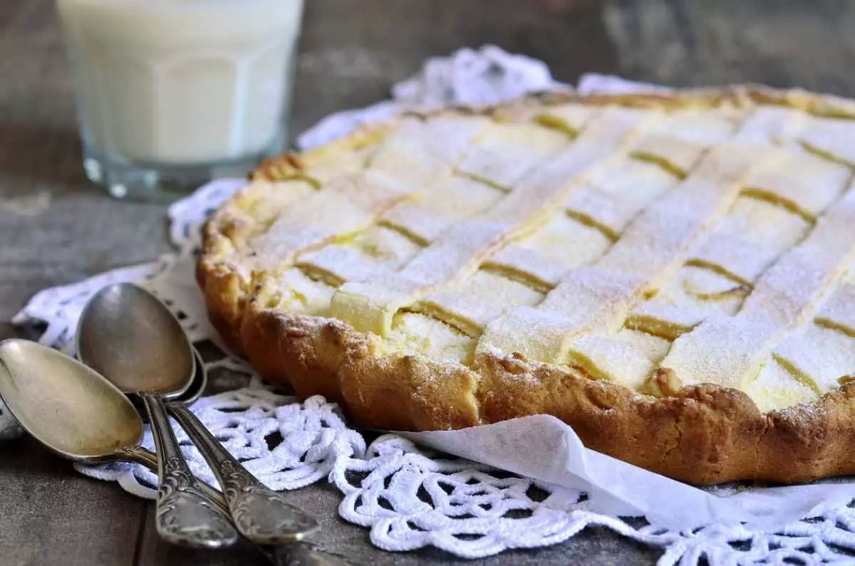 Tart bi ricotta û fêkiyên şêrîn: şîrînek xweş û bîhnxweş