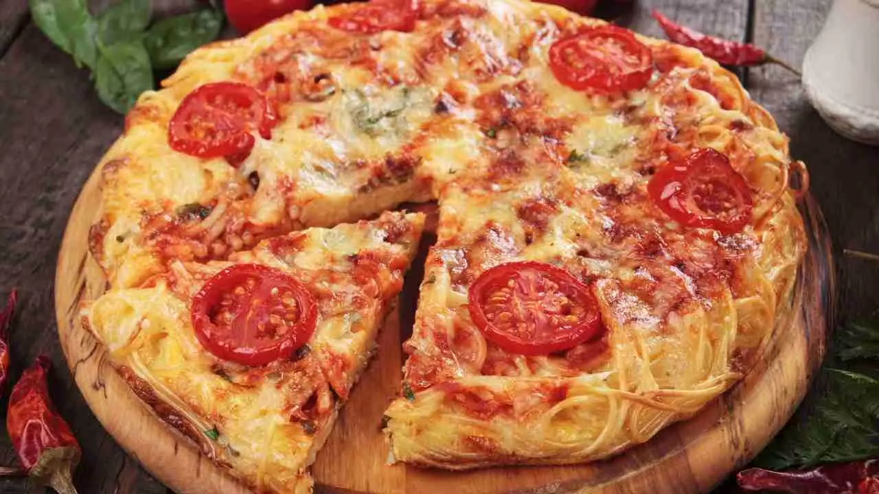 Pizza spaghetti à la tomate et à la mozzarella