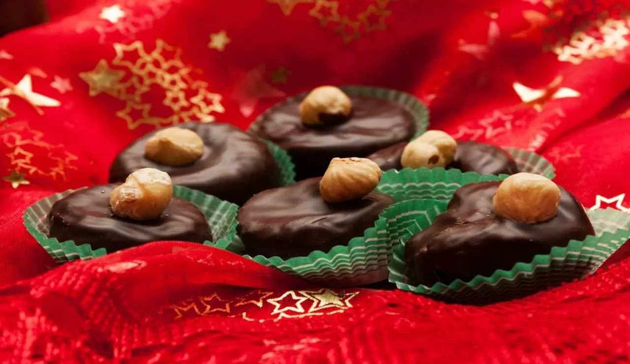 चॉकलेटने झाकलेले भरलेले अंजीर | सर्व-ख्रिसमस खादाडपणा 13599_1