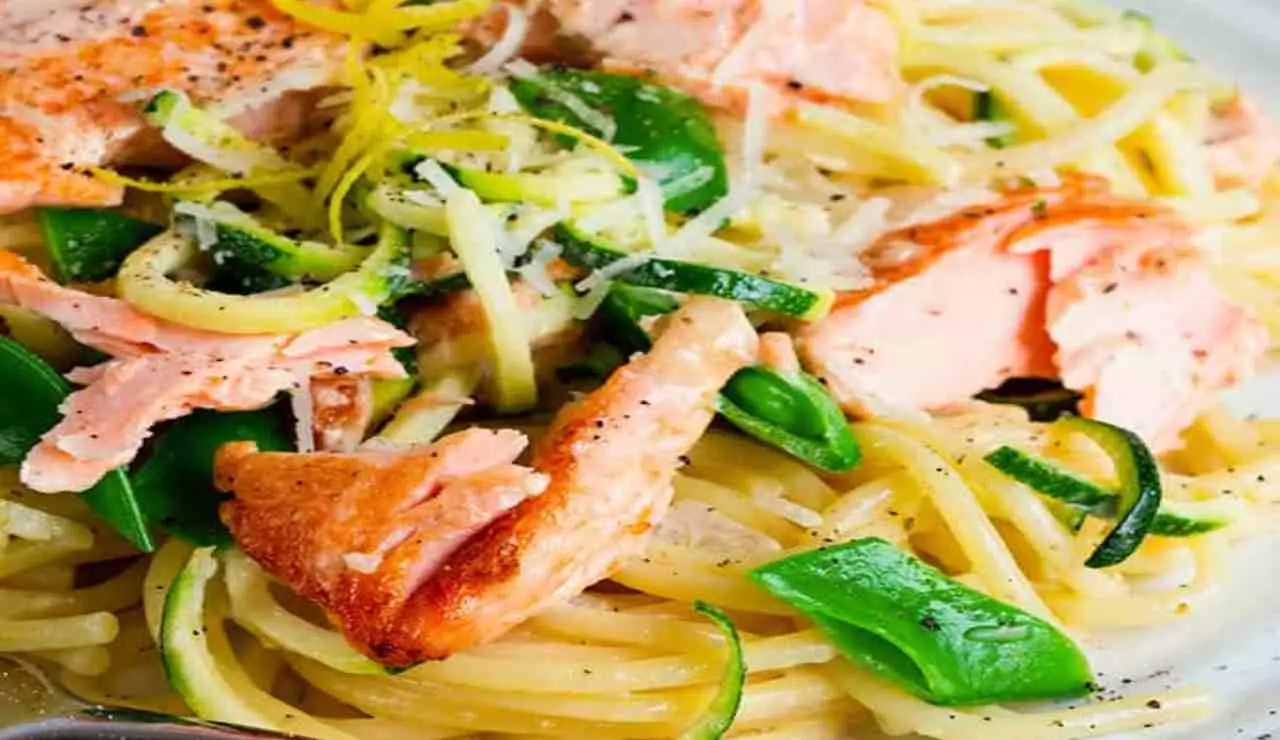 pasta ak zukèini marinated, somon ak rekòt pye mant