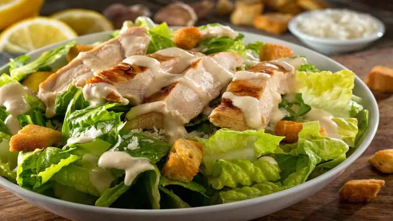 Receta de ensalada de pollo con picatostes al horno