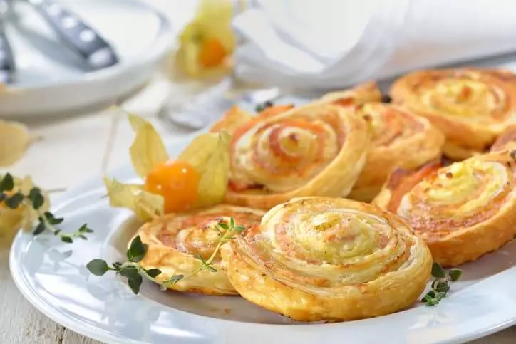 I-Puff pastry rolls kunye nesalmon kunye neetapile